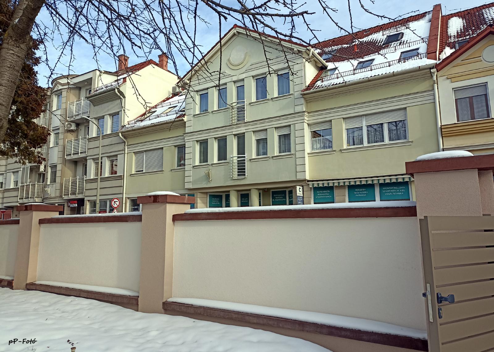 Parkoló épült az önkormányzat Ady utcai épületéhez, és megújult a ...