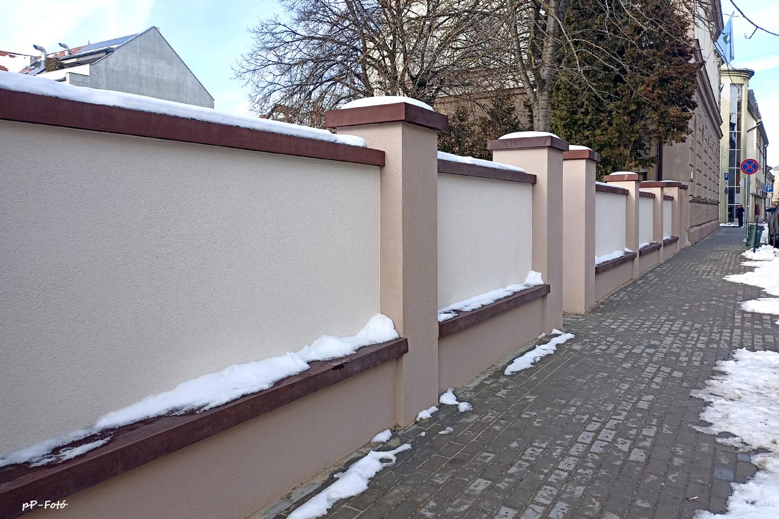 Parkoló épült az önkormányzat Ady utcai épületéhez, és megújult a ...